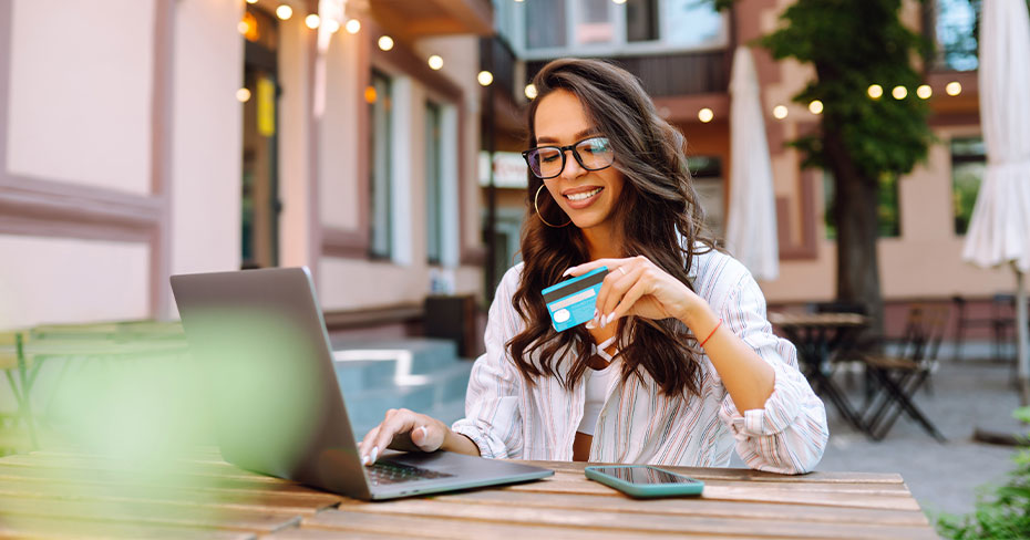 Ce este un card de credit online și cum poate fi folosit? | AXI Card